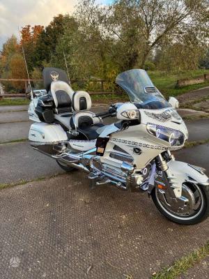 White Honda Goldwing 2012 in Riga, with an engine capacity of 1.83 L and mileage of 62 thousand km for 17200 €, photo 4 on AUTOMOTO.COM.LV