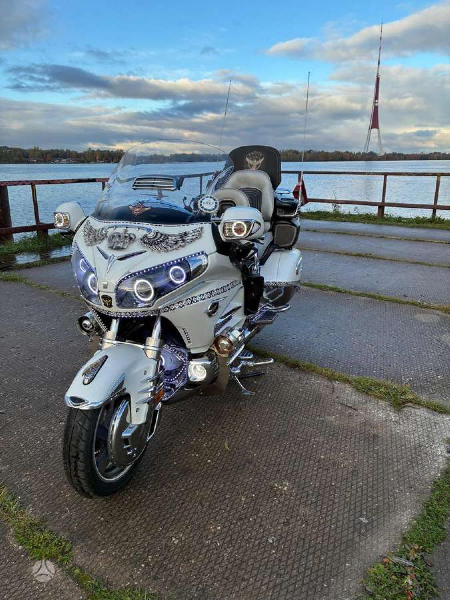 White Honda Goldwing 2012 in Riga, with an engine capacity of 1.83 L and mileage of 62 thousand km for 17200 €, photo 5 on AUTOMOTO.COM.LV