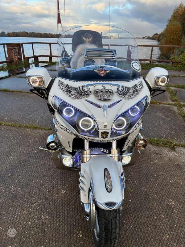 White Honda Goldwing 2012 in Riga, with an engine capacity of 1.83 L and mileage of 62 thousand km for 17200 €, photo 5 on AUTOMOTO.COM.LV