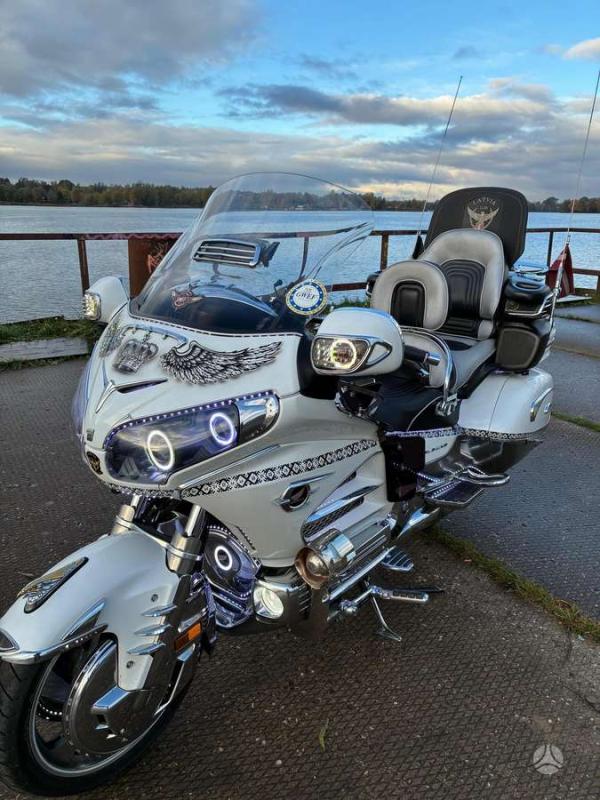White Honda Goldwing 2012 in Riga, with an engine capacity of 1.83 L and mileage of 62 thousand km for 17200 €, photo 6 on AUTOMOTO.COM.LV