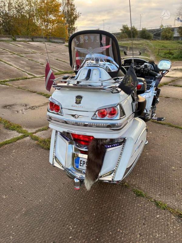 White Honda Goldwing 2012 in Riga, with an engine capacity of 1.83 L and mileage of 62 thousand km for 17200 €, photo 8 on AUTOMOTO.COM.LV