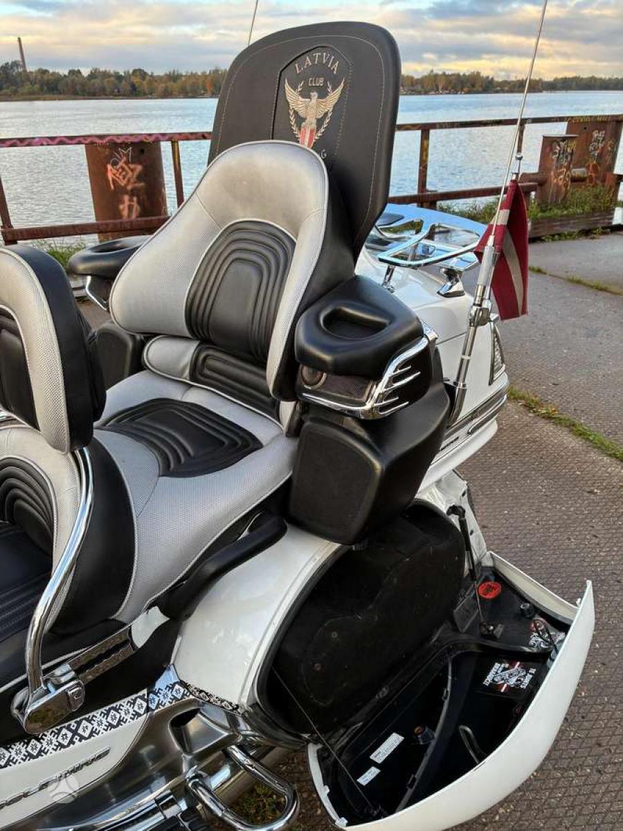 White Honda Goldwing 2012 in Riga, with an engine capacity of 1.83 L and mileage of 62 thousand km for 17200 €, photo 13 on AUTOMOTO.COM.LV