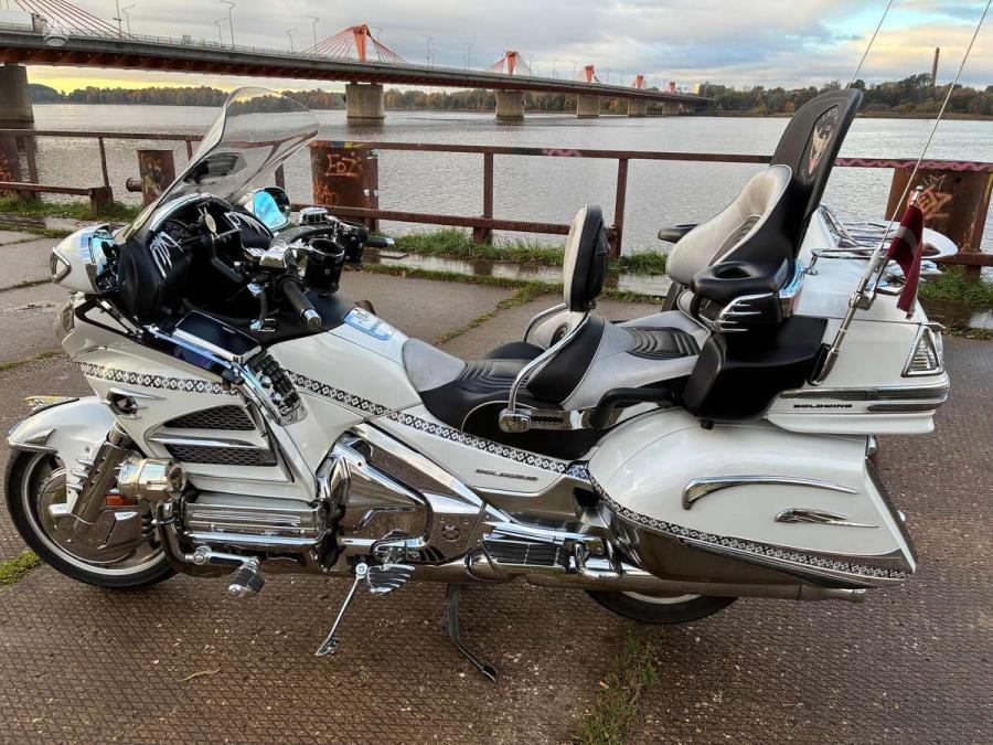 White Honda Goldwing 2012 in Riga, with an engine capacity of 1.83 L and mileage of 62 thousand km for 17200 €, photo 14 on AUTOMOTO.COM.LV