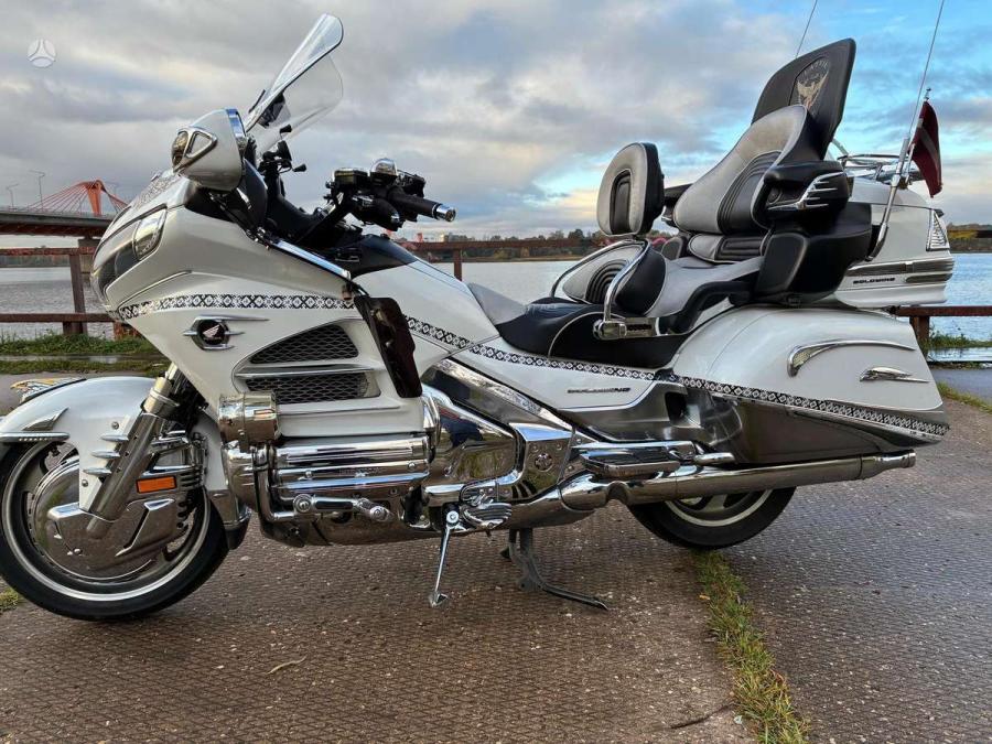 White Honda Goldwing 2012 in Riga, with an engine capacity of 1.83 L and mileage of 62 thousand km for 17200 €, photo 15 on AUTOMOTO.COM.LV