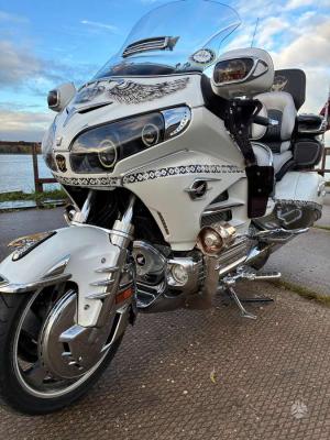 White Honda Goldwing 2012 in Riga, with an engine capacity of 1.83 L and mileage of 62 thousand km for 17200 €, photo 16 on AUTOMOTO.COM.LV