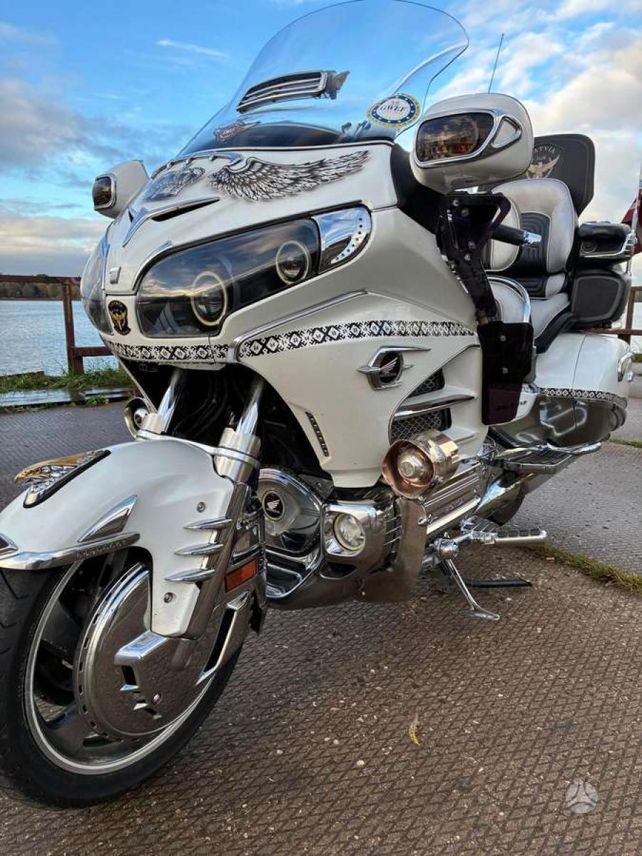 White Honda Goldwing 2012 in Riga, with an engine capacity of 1.83 L and mileage of 62 thousand km for 17200 €, photo 16 on AUTOMOTO.COM.LV