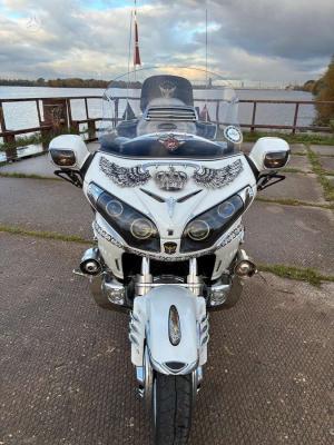 White Honda Goldwing 2012 in Riga, with an engine capacity of 1.83 L and mileage of 62 thousand km for 17200 €, photo 17 on AUTOMOTO.COM.LV