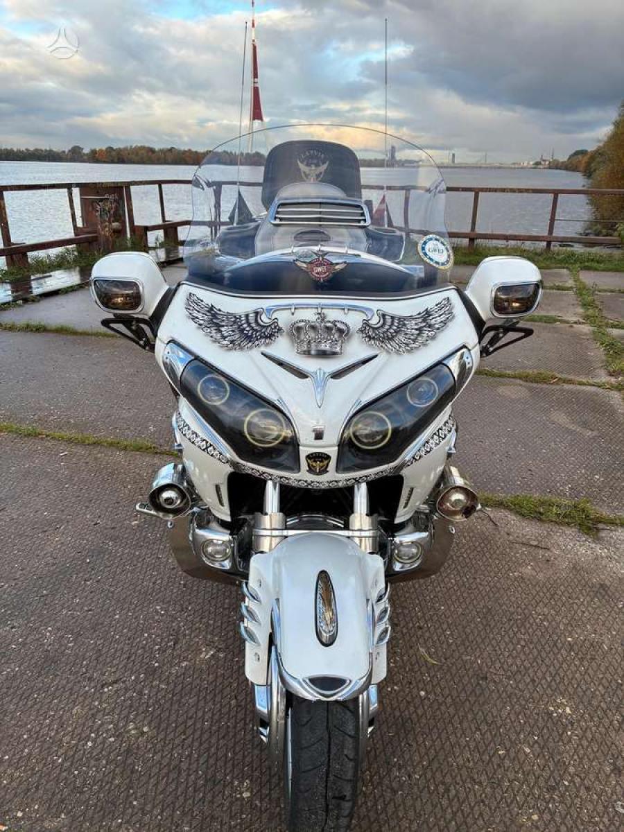 White Honda Goldwing 2012 in Riga, with an engine capacity of 1.83 L and mileage of 62 thousand km for 17200 €, photo 17 on AUTOMOTO.COM.LV