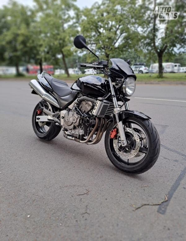 Melns Honda Hornet 2001 Viļņa, ar dzinēja tilpumu 0.60 L un nobraukumu 65 tūkst. km par 1800 €, foto 1 vietnē AUTOMOTO.COM.LV