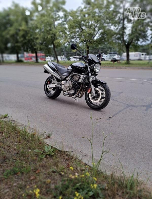 Melns Honda Hornet 2001 Viļņa, ar dzinēja tilpumu 0.60 L un nobraukumu 65 tūkst. km par 1800 €, foto 2 vietnē AUTOMOTO.COM.LV