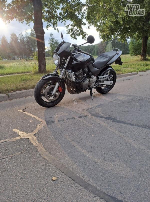 Melns Honda Hornet 2001 Viļņa, ar dzinēja tilpumu 0.60 L un nobraukumu 65 tūkst. km par 1800 €, foto 3 vietnē AUTOMOTO.COM.LV