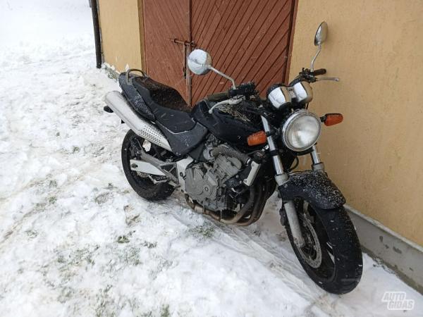 Melns Honda Hornet 2001 Molėtai, ar dzinēja tilpumu 0.60 L un nobraukumu 0 tūkst. km par 1800 €, foto 1 vietnē AUTOMOTO.COM.LV