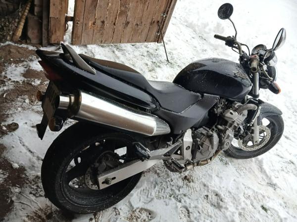 Black Honda Hornet 2001 in Moletai, with an engine capacity of 0.60 L and mileage of 0 thousand km for 1500 €, photo 5 on AUTOMOTO.COM.LV