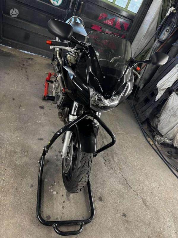 Melns Honda Hornet 2003 Klaipėda, ar dzinēja tilpumu 0.60 L un nobraukumu 20 tūkst. km par 1600 €, foto 10 vietnē AUTOMOTO.COM.LV