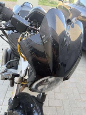 Melns Honda Hornet 2004 Kauņa, ar dzinēja tilpumu 0.60 L un nobraukumu 37 tūkst. km par 1400 €, foto  vietnē AUTOMOTO.COM.LV