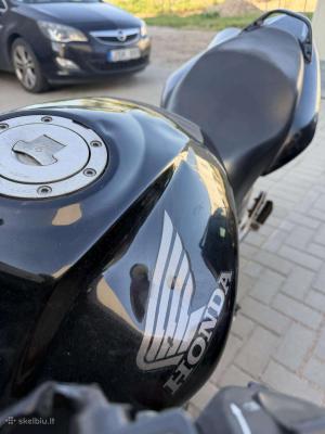 Melns Honda Hornet 2004 Kauņa, ar dzinēja tilpumu 0.60 L un nobraukumu 37 tūkst. km par 1400 €, foto 3 vietnē AUTOMOTO.COM.LV