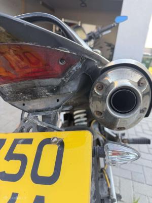 Melns Honda Hornet 2004 Kauņa, ar dzinēja tilpumu 0.60 L un nobraukumu 37 tūkst. km par 1400 €, foto 4 vietnē AUTOMOTO.COM.LV