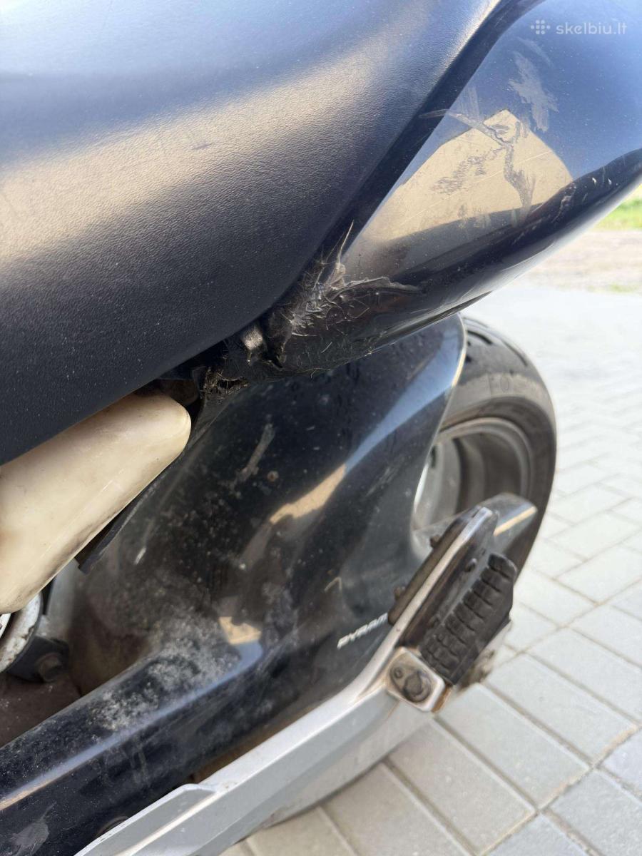 Melns Honda Hornet 2004 Kauņa, ar dzinēja tilpumu 0.60 L un nobraukumu 37 tūkst. km par 1400 €, foto 5 vietnē AUTOMOTO.COM.LV