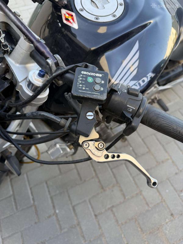 Melns Honda Hornet 2004 Kauņa, ar dzinēja tilpumu 0.60 L un nobraukumu 37 tūkst. km par 1400 €, foto 5 vietnē AUTOMOTO.COM.LV