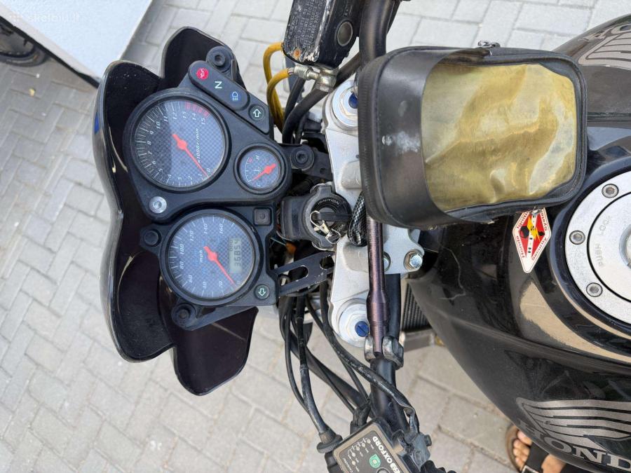 Melns Honda Hornet 2004 Kauņa, ar dzinēja tilpumu 0.60 L un nobraukumu 37 tūkst. km par 1400 €, foto 7 vietnē AUTOMOTO.COM.LV