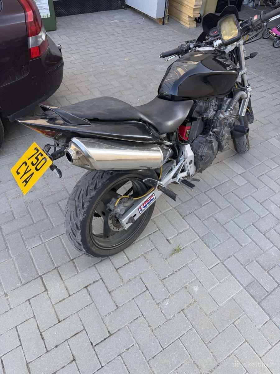 Melns Honda Hornet 2004 Kauņa, ar dzinēja tilpumu 0.60 L un nobraukumu 37 tūkst. km par 1400 €, foto 10 vietnē AUTOMOTO.COM.LV