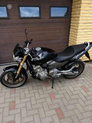 Melns Honda Hornet 2005 Klaipėda, ar dzinēja tilpumu 0.60 L un nobraukumu 34 tūkst. km par 2400 €, foto 3 vietnē AUTOMOTO.COM.LV