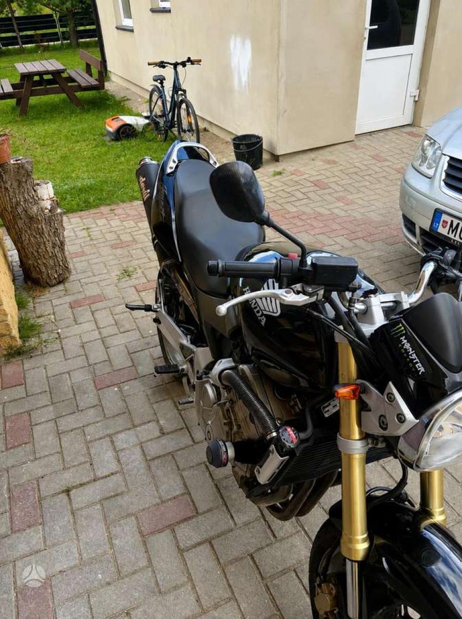 Melns Honda Hornet 2005 Klaipėda, ar dzinēja tilpumu 0.60 L un nobraukumu 34 tūkst. km par 2400 €, foto 4 vietnē AUTOMOTO.COM.LV