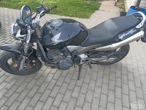 Melns Honda Hornet 2005 Kauņa, ar dzinēja tilpumu 0.92 L un nobraukumu 52 tūkst. km par 1999 €, foto 3 vietnē AUTOMOTO.COM.LV