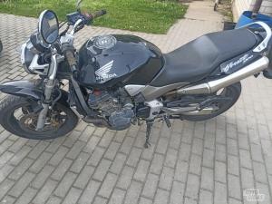Melns Honda Hornet 2005 Kauņa, ar dzinēja tilpumu 0.92 L un nobraukumu 52 tūkst. km par 1999 €, foto 3 vietnē AUTOMOTO.COM.LV