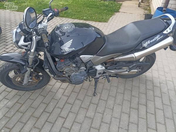 Melns Honda Hornet 2005 Kauņa, ar dzinēja tilpumu 0.92 L un nobraukumu 52 tūkst. km par 1999 €, foto 4 vietnē AUTOMOTO.COM.LV