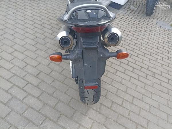 Melns Honda Hornet 2005 Kauņa, ar dzinēja tilpumu 0.92 L un nobraukumu 52 tūkst. km par 1999 €, foto 5 vietnē AUTOMOTO.COM.LV