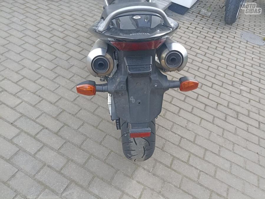Melns Honda Hornet 2005 Kauņa, ar dzinēja tilpumu 0.92 L un nobraukumu 52 tūkst. km par 1999 €, foto 5 vietnē AUTOMOTO.COM.LV