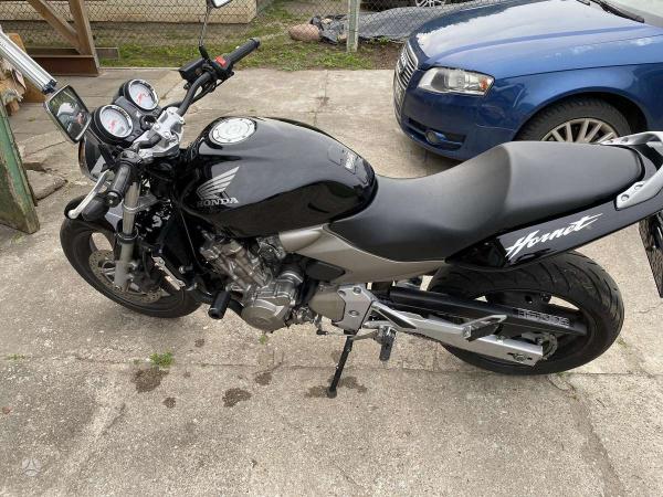 Melns Honda Hornet 2006 Vilkaviškis, ar dzinēja tilpumu 0.60 L un nobraukumu 44 tūkst. km par 2300 €, foto 1 vietnē AUTOMOTO.COM.LV