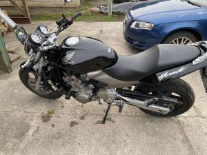 Melns Honda Hornet 2006 Vilkaviškis, ar dzinēja tilpumu 0.60 L un nobraukumu 44 tūkst. km par 2300 €, foto  vietnē AUTOMOTO.COM.LV