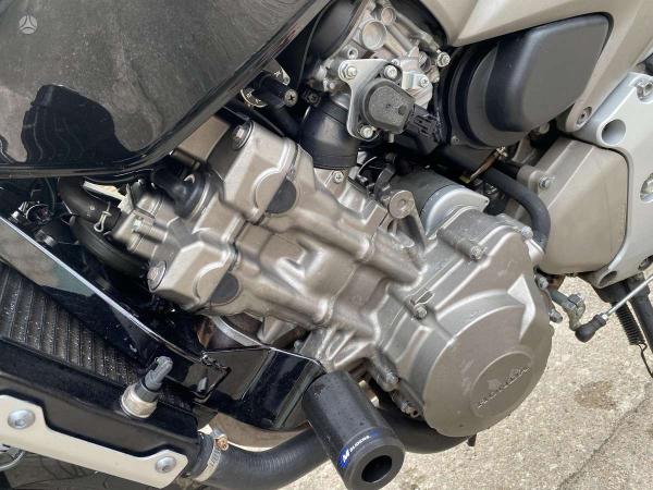 Melns Honda Hornet 2006 Vilkaviškis, ar dzinēja tilpumu 0.60 L un nobraukumu 44 tūkst. km par 2300 €, foto 6 vietnē AUTOMOTO.COM.LV