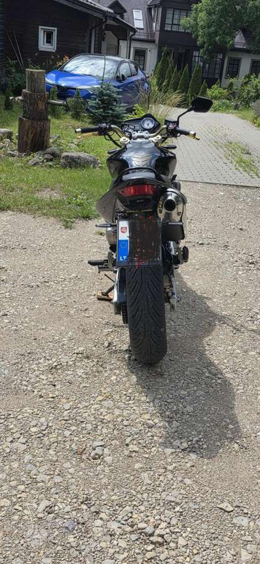 Black Honda Hornet 2006 in Vilnius, with an engine capacity of 0.60 L and mileage of 39 thousand km for 1500 €, photo 5 on AUTOMOTO.COM.LV