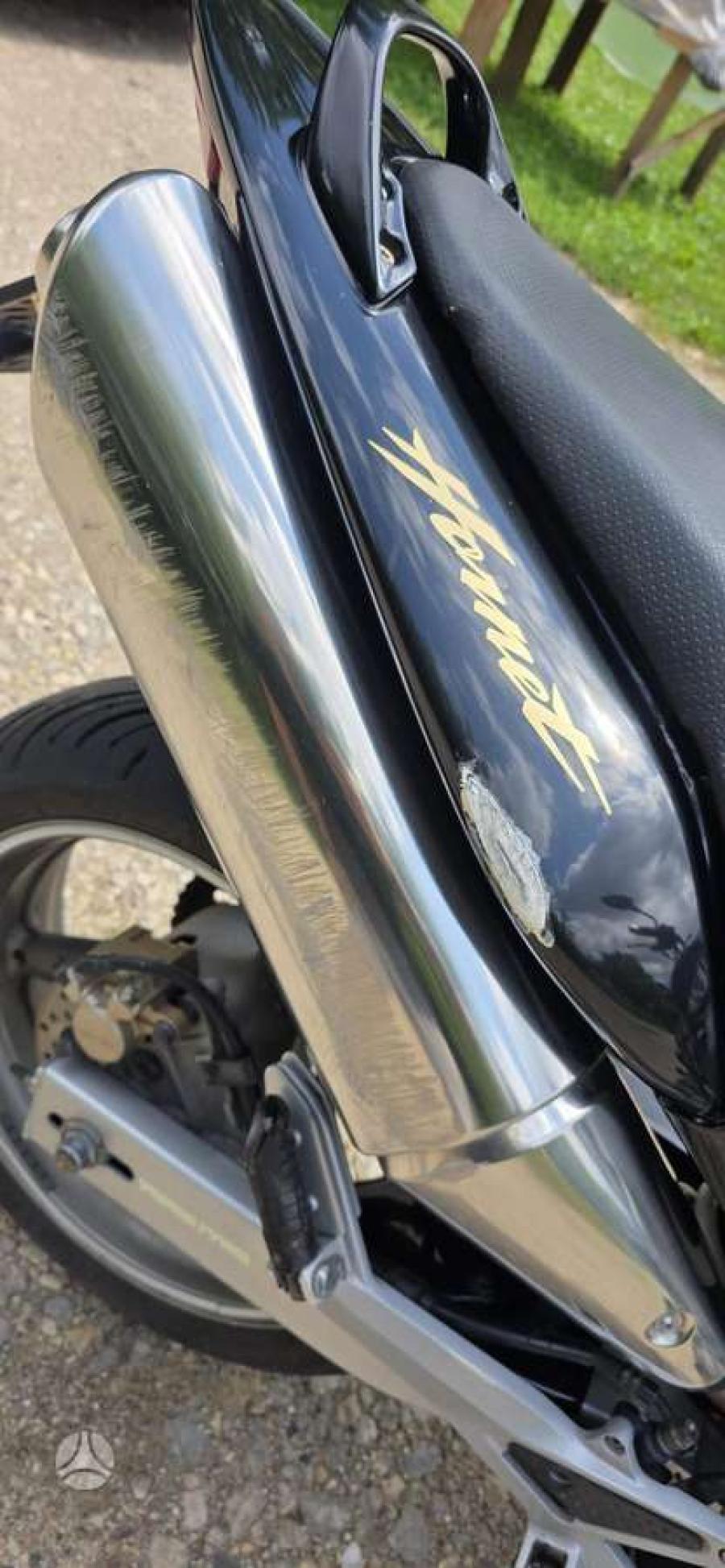 Black Honda Hornet 2006 in Vilnius, with an engine capacity of 0.60 L and mileage of 39 thousand km for 1500 €, photo 6 on AUTOMOTO.COM.LV
