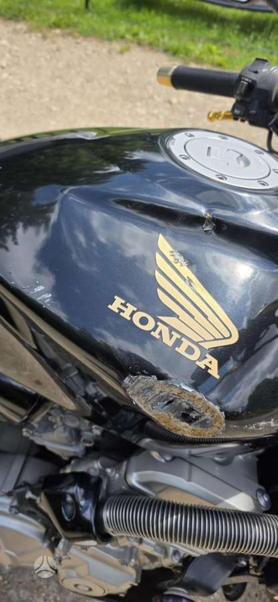 Black Honda Hornet 2006 in Vilnius, with an engine capacity of 0.60 L and mileage of 39 thousand km for 1500 €, photo 11 on AUTOMOTO.COM.LV