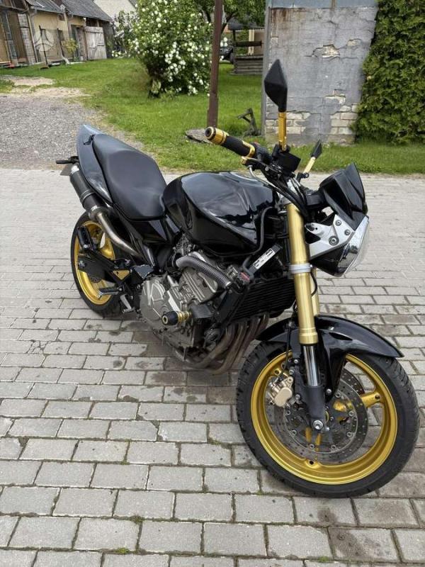 Black Honda Hornet 2006 in Alytus, with an engine capacity of 0.60 L and mileage of 50 thousand km for 2800 €, photo 3 on AUTOMOTO.COM.LV