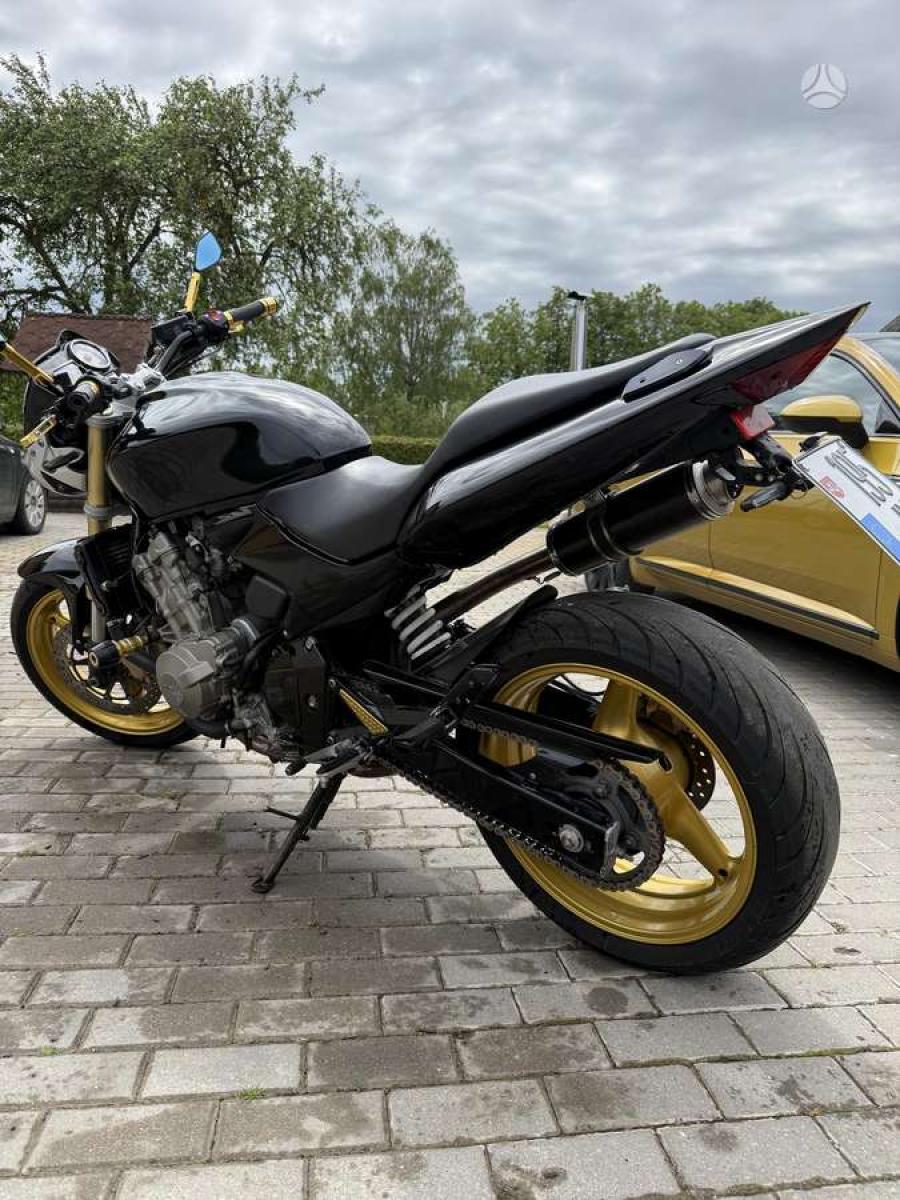 Black Honda Hornet 2006 in Alytus, with an engine capacity of 0.60 L and mileage of 50 thousand km for 2800 €, photo 6 on AUTOMOTO.COM.LV