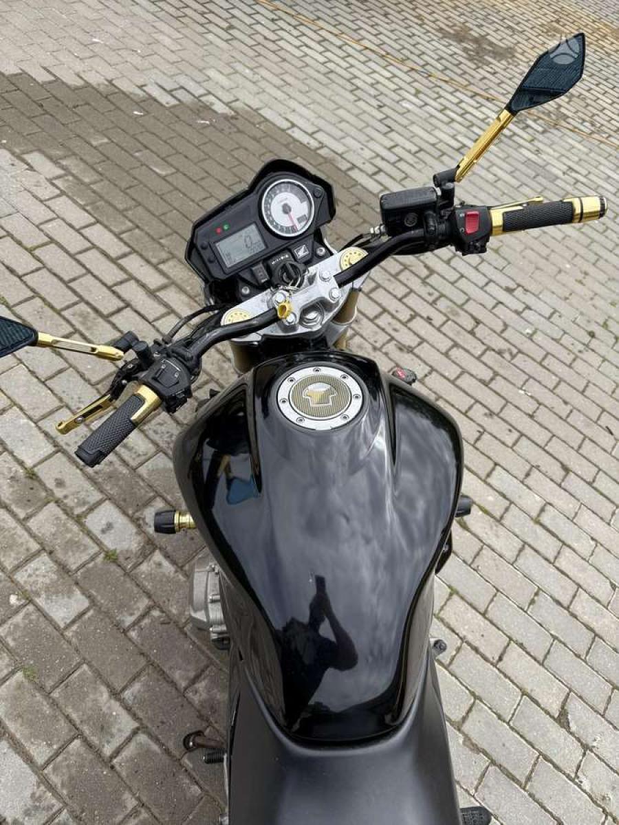 Black Honda Hornet 2006 in Alytus, with an engine capacity of 0.60 L and mileage of 50 thousand km for 2800 €, photo 8 on AUTOMOTO.COM.LV