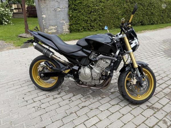 Melns Honda Hornet 2006 Alīta, ar dzinēja tilpumu 0.60 L un nobraukumu 50 tūkst. km par 2800 €, foto 2 vietnē AUTOMOTO.COM.LV