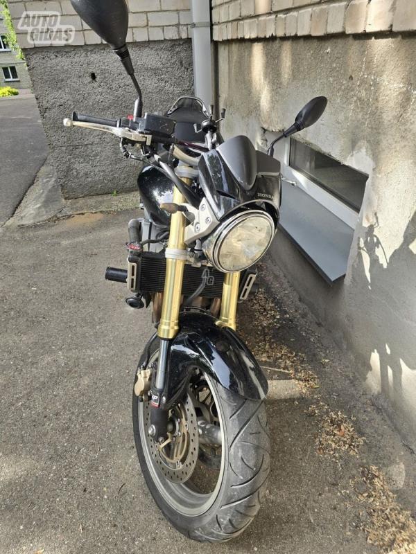 Melns Honda Hornet 2006 Viļņa, ar dzinēja tilpumu 0.60 L un nobraukumu 22 tūkst. km par 1999 €, foto 1 vietnē AUTOMOTO.COM.LV