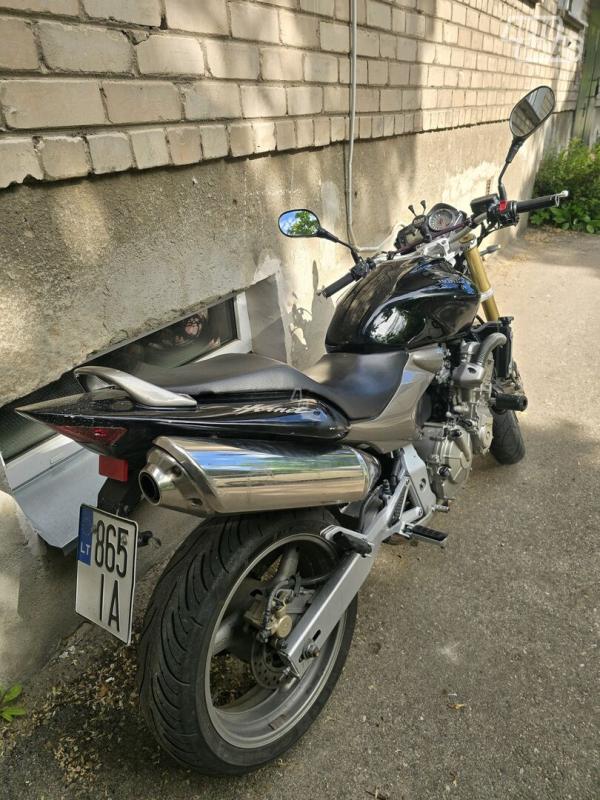 Melns Honda Hornet 2006 Viļņa, ar dzinēja tilpumu 0.60 L un nobraukumu 22 tūkst. km par 1999 €, foto 2 vietnē AUTOMOTO.COM.LV
