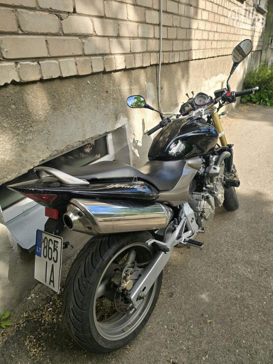 Black Honda Hornet 2006 in Vilnius, with an engine capacity of 0.60 L and mileage of 22 thousand km for 1999 €, photo 3 on AUTOMOTO.COM.LV