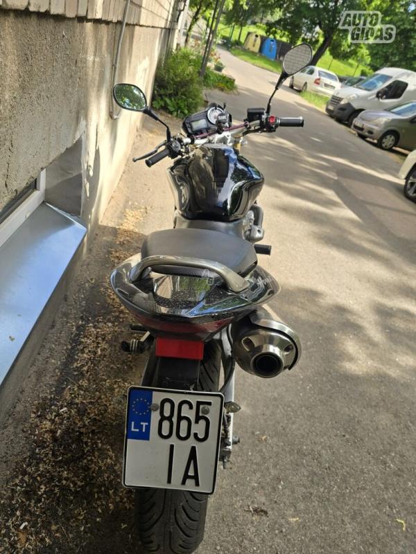 Melns Honda Hornet 2006 Viļņa, ar dzinēja tilpumu 0.60 L un nobraukumu 22 tūkst. km par 1999 €, foto 3 vietnē AUTOMOTO.COM.LV