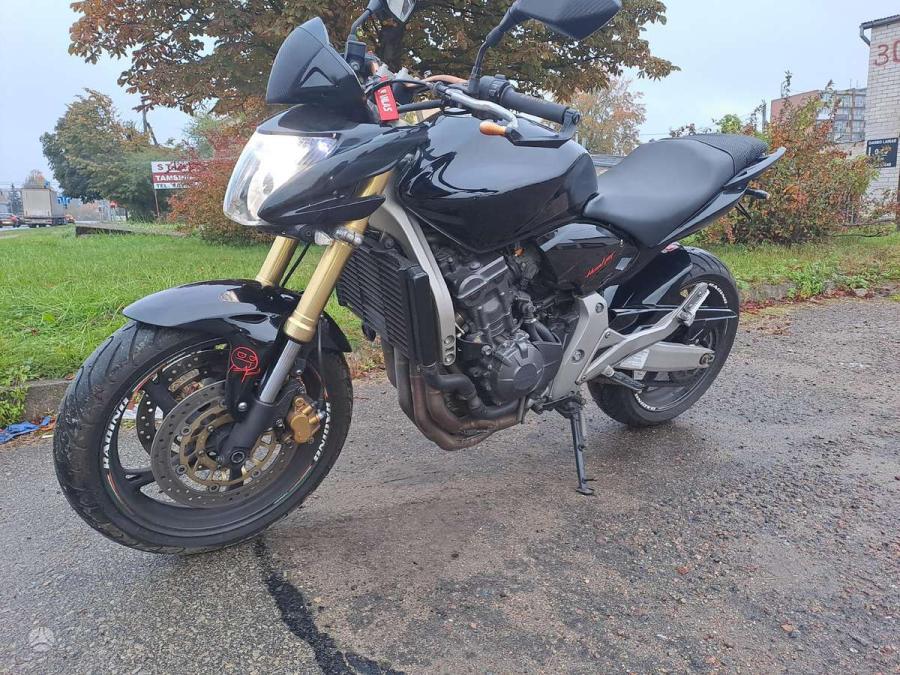 Black Honda Hornet 2007 in Panevezys, with an engine capacity of 0.60 L and mileage of 40 thousand km for 2400 €, photo 2 on AUTOMOTO.COM.LV