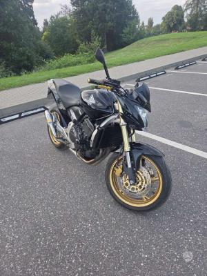 Black Honda Hornet 2007 in Vilnius, with an engine capacity of 0.60 L and mileage of 32 thousand km for 3200 €, photo  on AUTOMOTO.COM.LV
