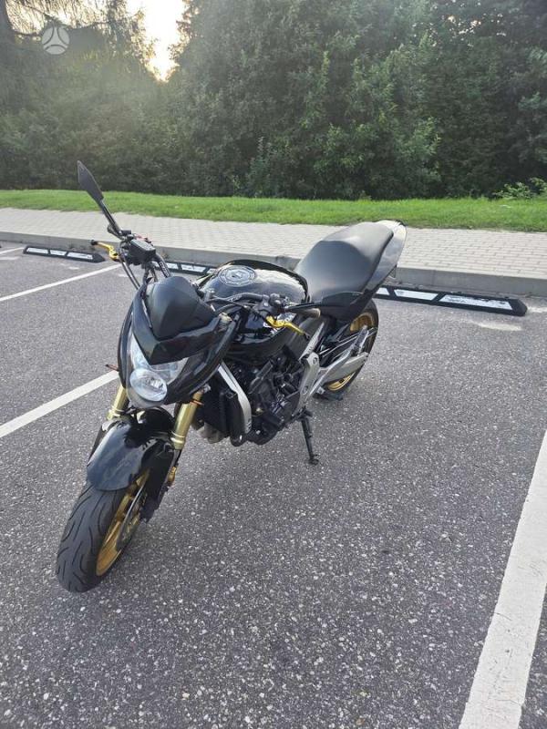 Black Honda Hornet 2007 in Vilnius, with an engine capacity of 0.60 L and mileage of 32 thousand km for 3200 €, photo 3 on AUTOMOTO.COM.LV