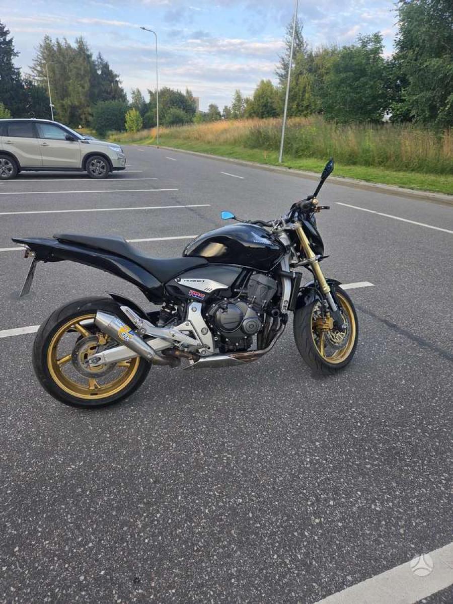 Black Honda Hornet 2007 in Vilnius, with an engine capacity of 0.60 L and mileage of 32 thousand km for 3200 €, photo 5 on AUTOMOTO.COM.LV